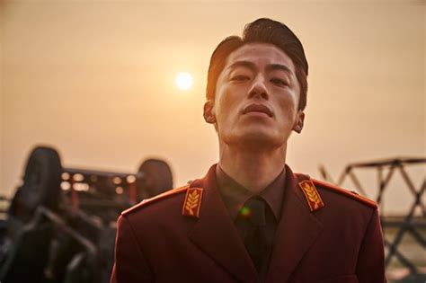 립밤 바르는 북한장교 구교환이니까 넷플릭스 효자가 그린 탈주 중앙일보