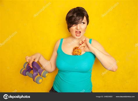 Pralle Fröhliche Emotionale Mädchen Mit Kurzen Haaren Einem Blauen