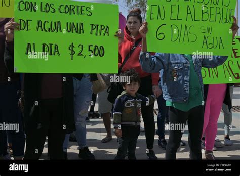 Tijuana Mexique 24th avril 2023 Les migrants élèvent des pancartes