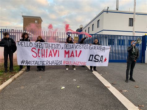 A Scuola Di Guerra La Protesta Contro L Alternanza Nella Fabbrica Di