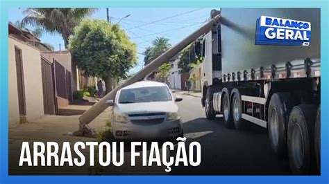 POSTE DERRUBADO Carreta arrasta fiação e derruba poste de iluminação