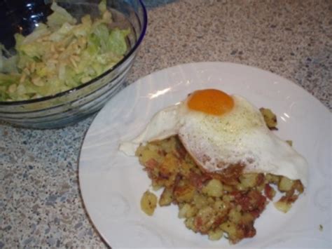 Tiroler Gröstl mit Wurst und Spiegelei Rezept kochbar de