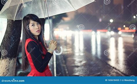 Belle Fille Asiatique Dans Un Bus Sous La Pluie Image Stock Image Du