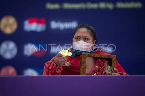 MEDALI EMAS ANGKAT BERAT PUTRI INDONESIA APG 2022 ANTARA Foto