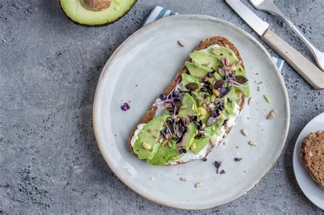 Tostadas Con Aguacate En Placa Foto Premium