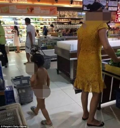 Ya Ampun Wanita Ini Bawa Anak Kecil Tak Pakai Baju Belanja Di
