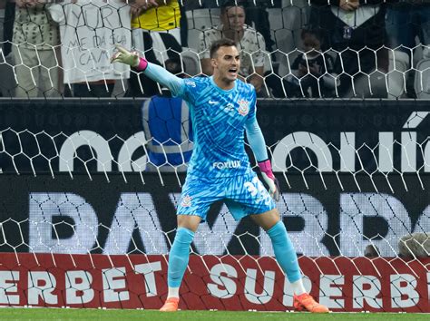 Matheus Donelli Líder em Defesas Difíceis no Brasileirão pelo Corinthians