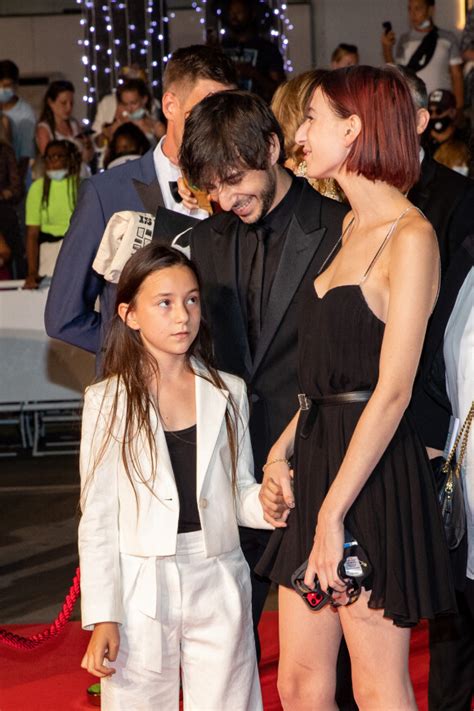 Alice Attal La Fille De Charlotte Gainsbourg Pose Topless Sous Un