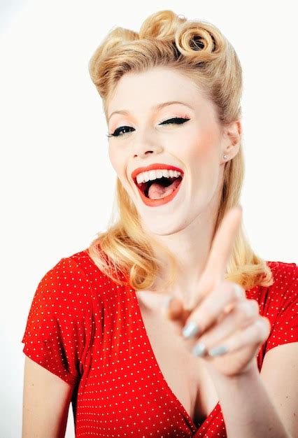 Une Femme Qui Rit Fait Un Clin D œil Au Portrait D une Fille Souriante