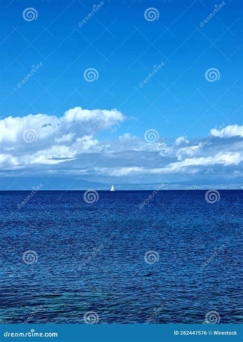 Tiro Vertical Del Agua Azul De Un Mar Con Un Barco Que Navega Lejos