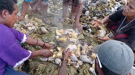 Bakar Batu Tradisi Asli Masyarakat Di Papua YouTube