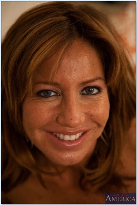Tara Holiday Face Wallpicsnet