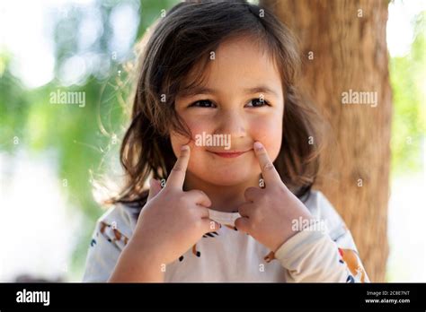 Mädchen Fingert Mädchen Fotos Und Bildmaterial In Hoher Auflösung Alamy