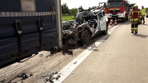 Tödlicher Unfall auf A1 Auto fährt mit großer Wucht auf Lkw auf NDR