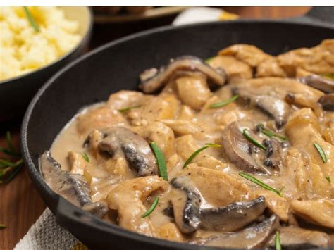Ten listas fajitas de pollo con salsa de champiñones en 20 minutos