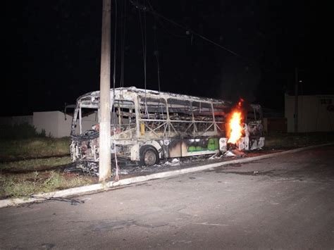 G1 Dois ônibus são incendiados por 5 suspeitos armados em Rio Claro