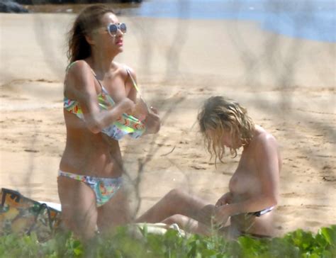 Ashley Benson Pillada Haciendo Topless En Haw I La Biblioteta