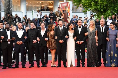Arrivée à pied l équipe du film Le Grand Bain premier film de Gilles