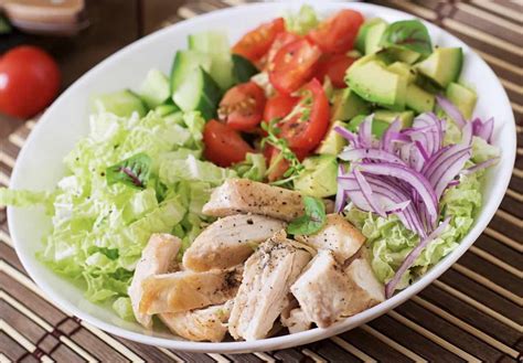 Ensalada de pollo aguacate y pepino súper saludable y nutritiva