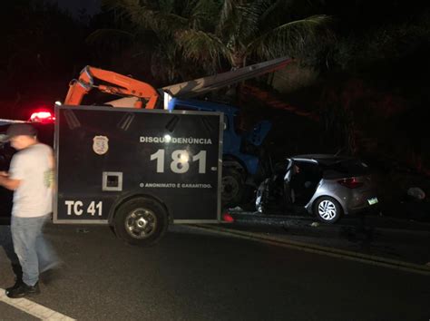 A Gazeta Duas pessoas morrem em acidente entre carro e caminhão em Alegre