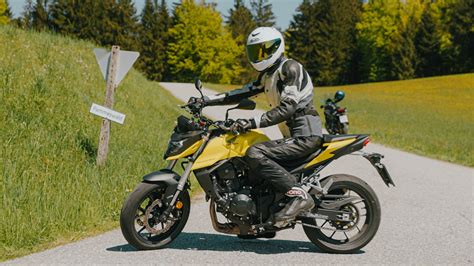 Honda CB750 Hornet Mittelklasse Naked Bike Vergleich 2023