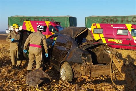 Motorista Que Dirigia Carro Roubado Morre Ap S Bater De Frente