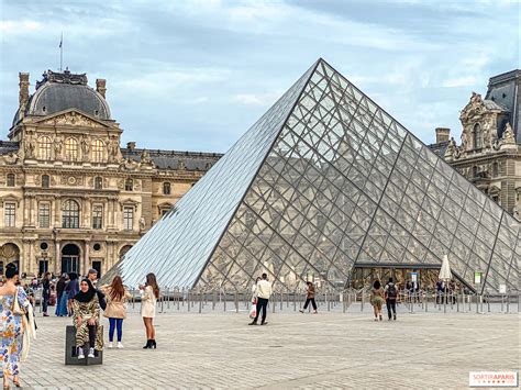 Moda en el Louvre la primera exposición de moda en la historia del