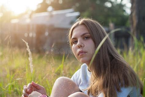Jolie Fille S asseyant Dans L herbe Verte Dans La Campagne D été Nature