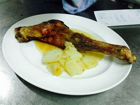 Pierna y paletilla de cordero lechal asado en horno de leña estilo Vara