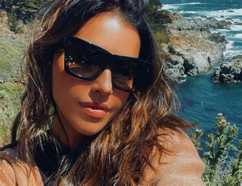Mariana Rios exibe corpaço usando maiô fio dental vermelho O Tempo