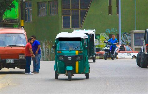 Conductor Pierde El Control Y Vuelca Con Su Mototaxi En Oaxaca NVI