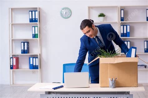 Nhân Viên Trẻ Bị Sa Thải Nhân Viên Trẻ Bị Sa Thải Vectơ Ảnh Nền Và Hình