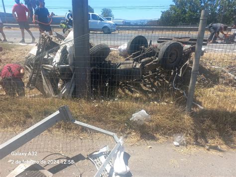 Colisión de camiones y posterior volcamiento deja una persona lesionada