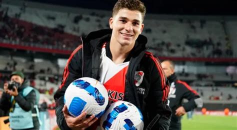Julián Álvarez fue premiado se llevó dos pelotas por haberle anotado 6