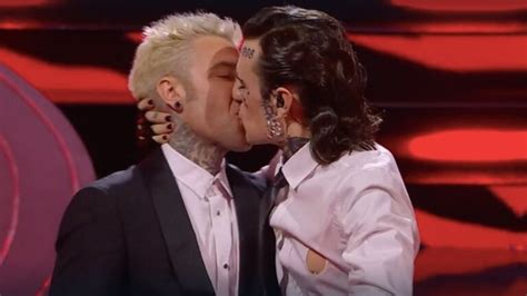Sanremo 2023 Il Bacio Di Rosa Chemical A Fedez E Il Bonus Limone Di