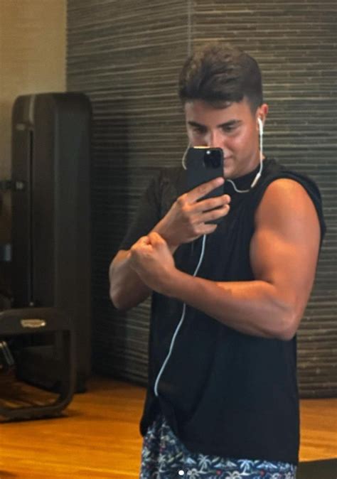 Filho de Ivete Sangalo mostra braço musculoso e choca web Ele cresceu