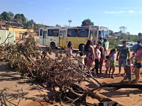 G1 Para cobrar pavimentação moradores fecham rua em Rio Branco