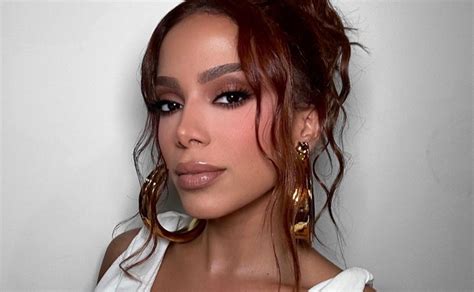 Anitta Sorprende Con Bikini Fluorescente En Show De Louis Vuitton