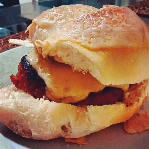 Pão francês gratinado provolone Hambúrguer de alcatra e lingüiça
