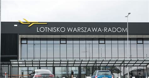 Radom nieudane otwarcie lotniska Części samolotu spadły na miasto