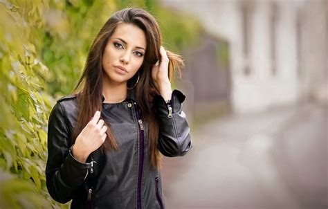 Обои girl model pretty face brunette pose portrait на телефон и
