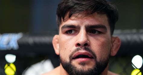 Kelvin Gastelum publie une vidéo de blessure noueuse après le retrait