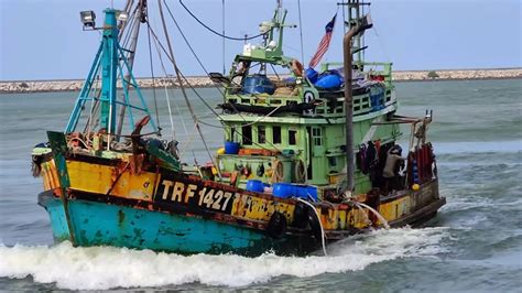 Panorama Nelayan Keluar Masuk Di Pilecap Drawbridge Kuala
