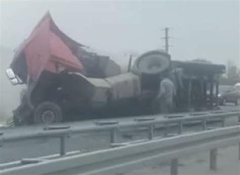 Prevrnuo Se Kamion Pun Ljunka I Napravio Haos Na Auto Putu