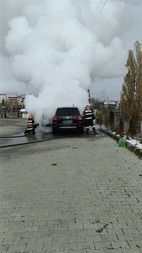 VIDEO FOTO O mașină a luat foc în parcarea unui magazin din Fălticeni