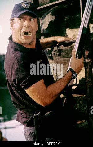 BRUCE WILLIS In STRIKING DISTANCE 1993 Directed By ROWDY HERRINGTON