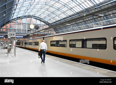 Au départ de voyageur solitaire fait son chemin le long de la