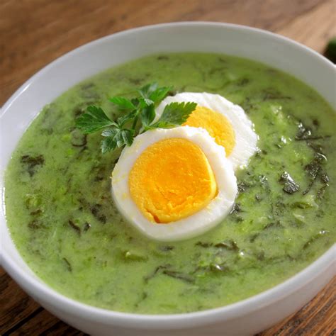 Sopa de espinacas con huevo cocido Receta rica en hierro para los niños