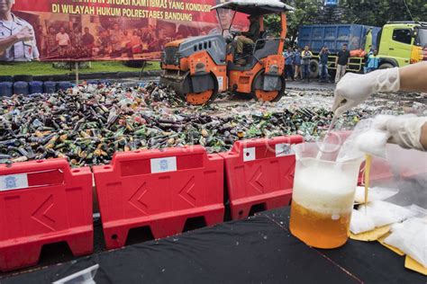 PEMUSNAHAN BARANG BUKTI MIRAS DAN NARKOTIKA ANTARA Foto
