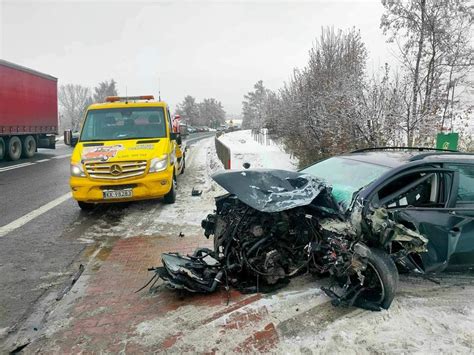 Potężny wypadek na DK94 w Wielkiej Wsi Dwie osoby ranne ZDJĘCIA